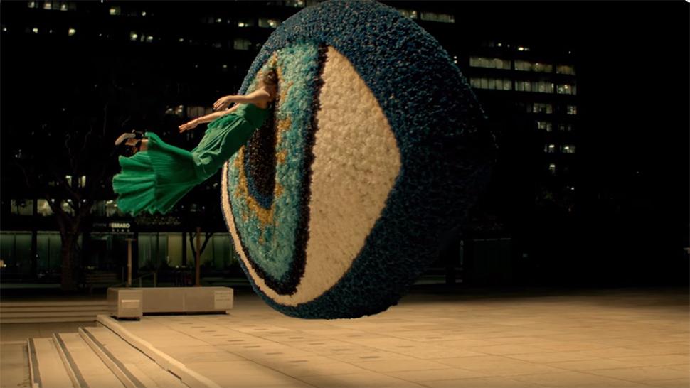 Video: mirá el espectacular clip de Spike Jonze para un perfume - LA ...