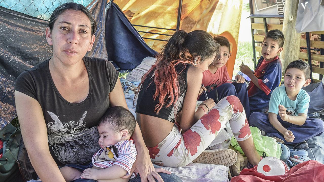 Vanesa y sus hijos viven bajo un toldo porque no tienen a dónde ir - LA ...